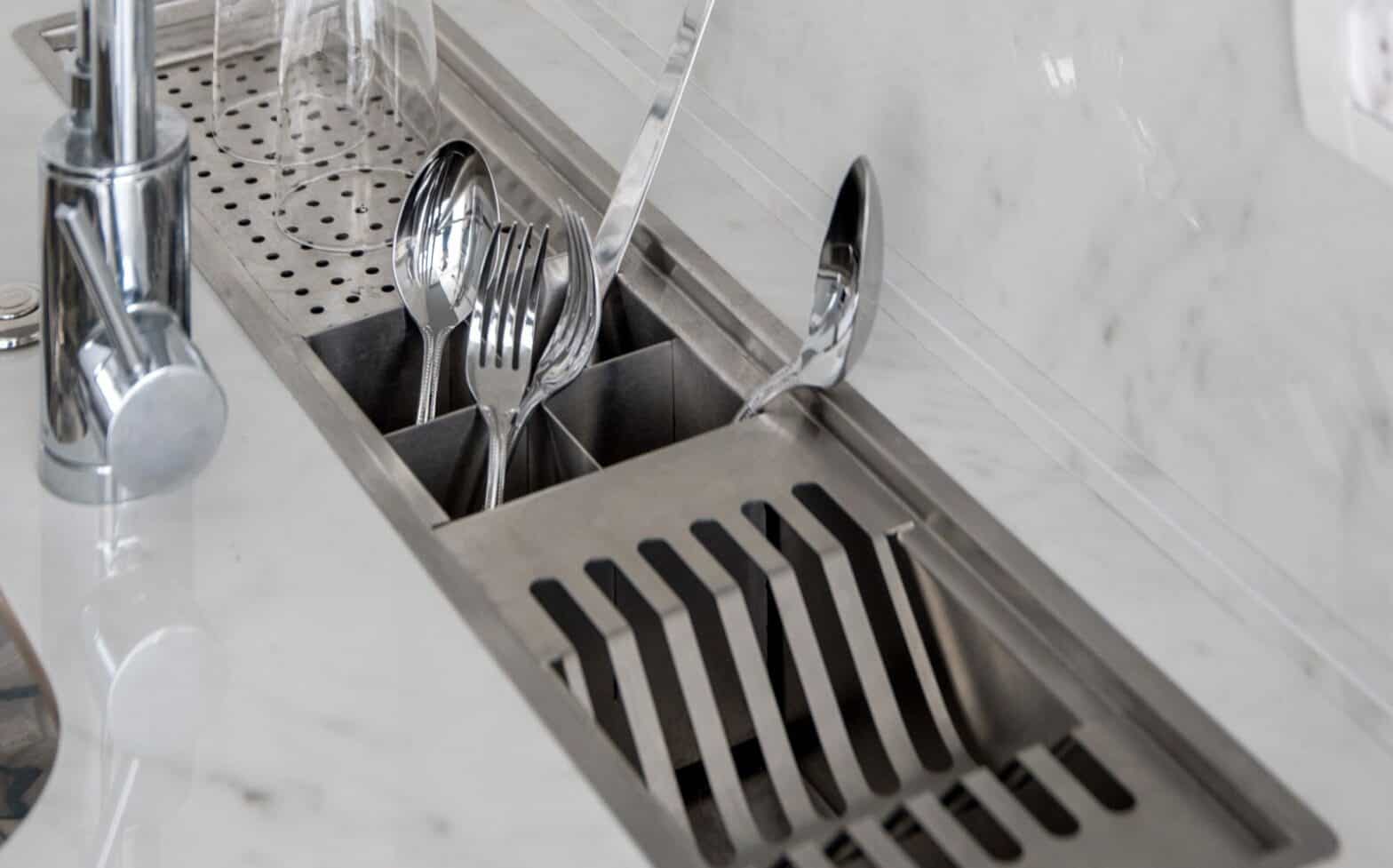 Por que utilizar uma calha úmida na bancada da cozinha?